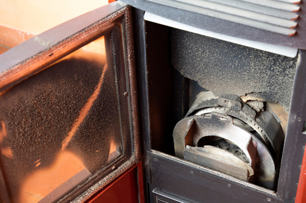 Guida completa alla manutenzione stufe a pellet: consigli e procedure per la pulizia — Ariel Energia